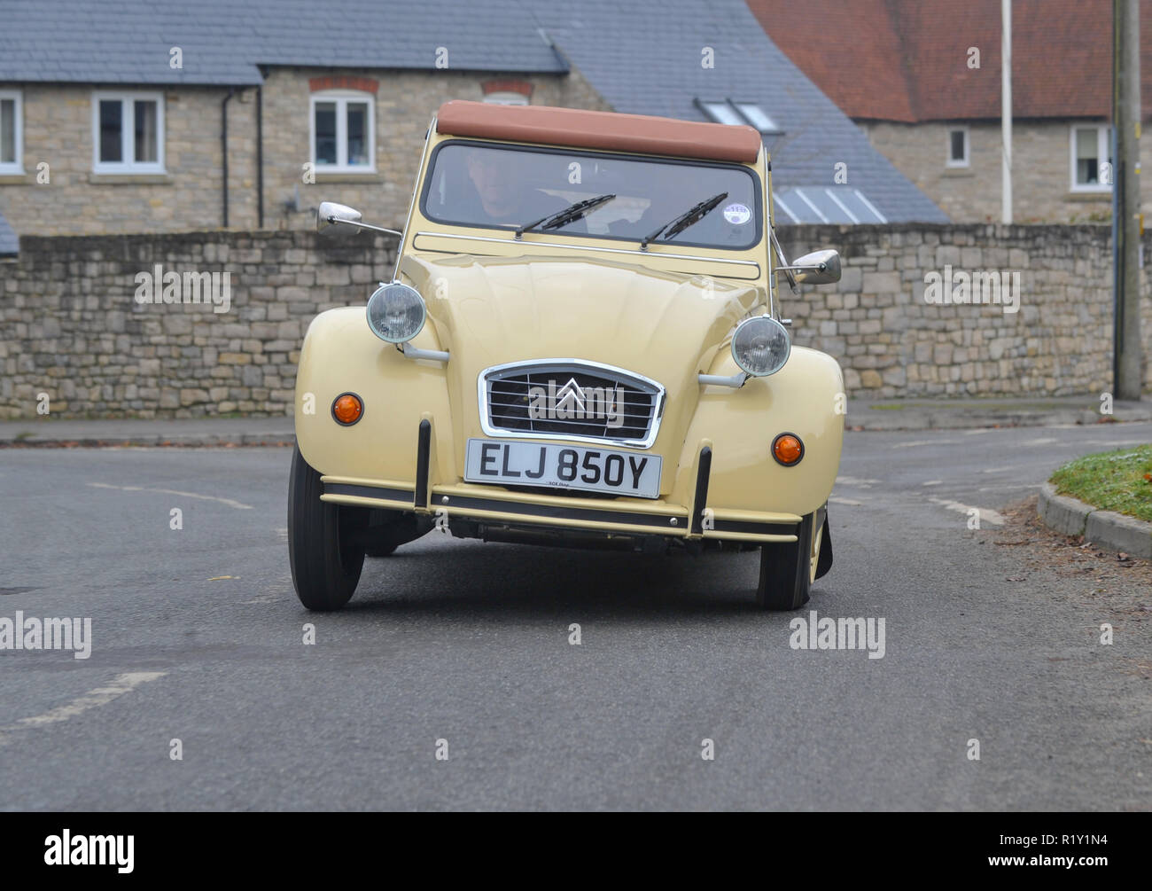 1983 Citroen 2CV classic French car Stock Photo - Alamy