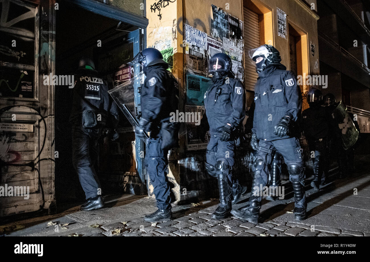 Berlin, Germany. 15th Nov, 2018. Police officers go into a house during ...