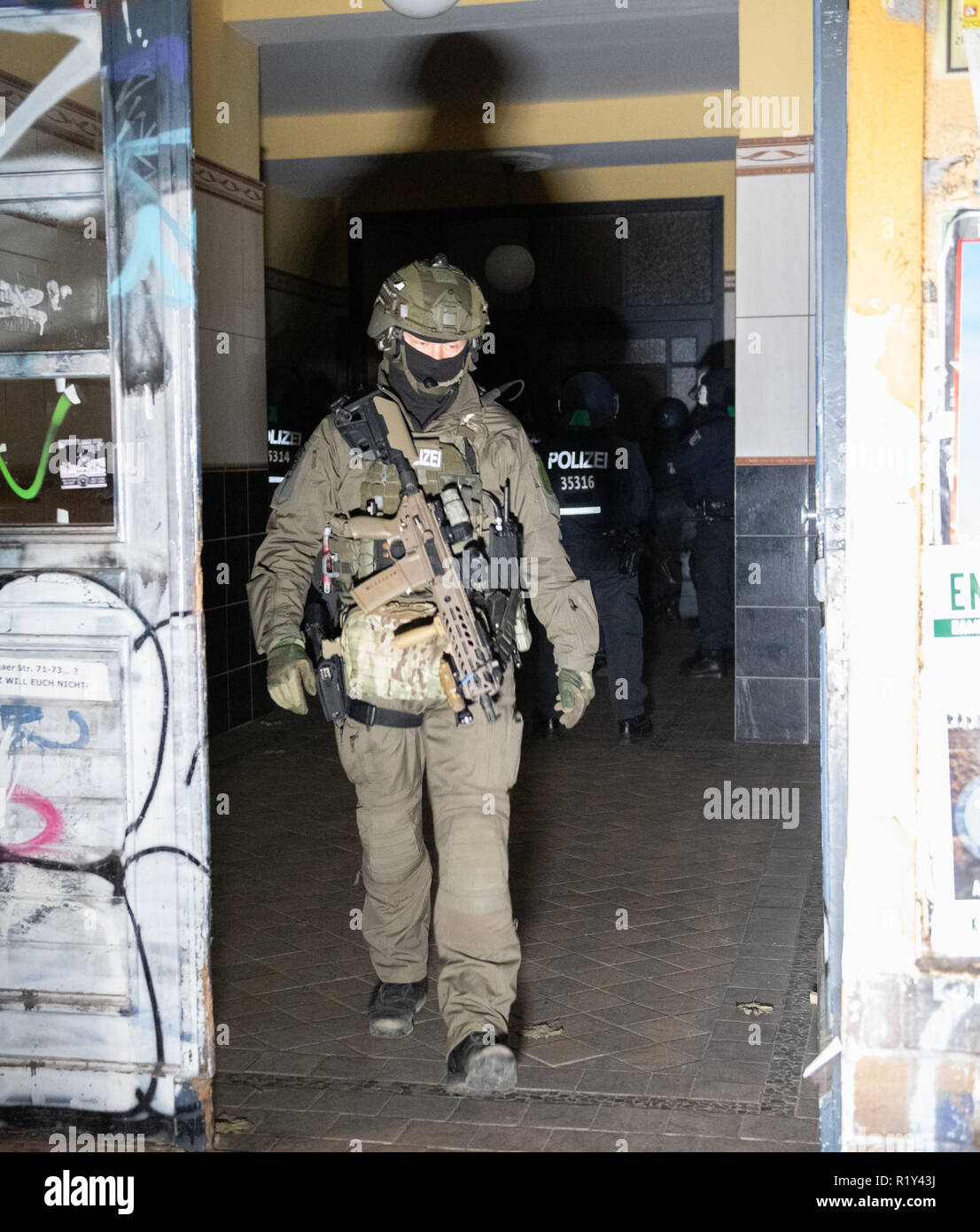 Berlin, Germany. 15th Nov, 2018. A SEK official leaves a house during a ...