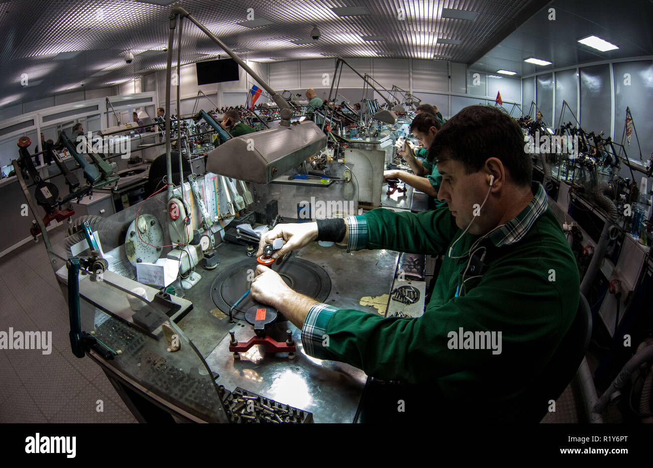 Moscow, Russia. 14th Nov, 2018. Workers polish diamonds in an Alrosa ...