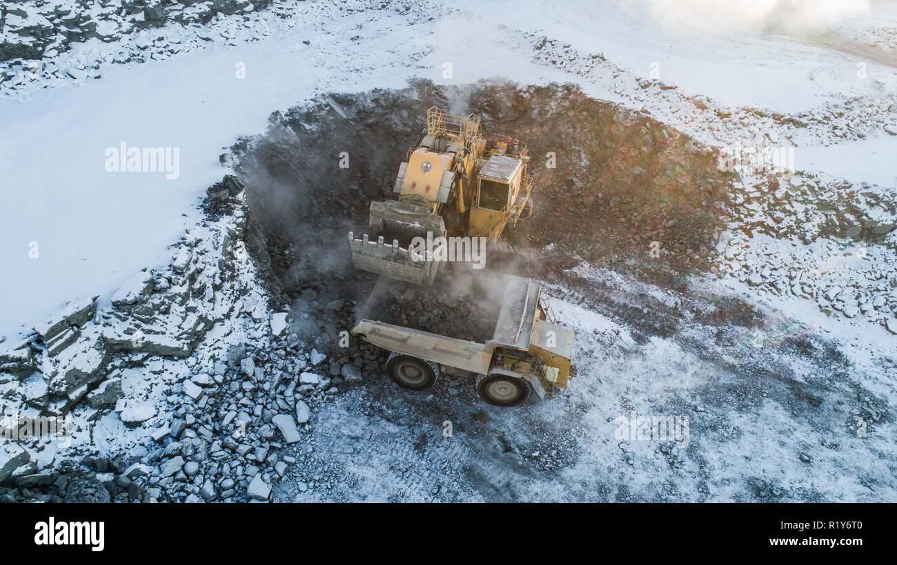 Moscow, Russia. 13th Nov, 2018. A mining excavator loads a truck in an ...