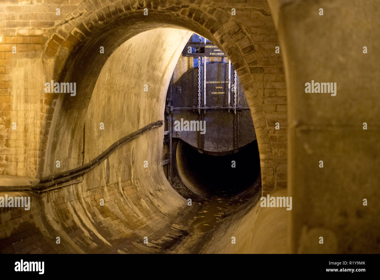 14 November 2018, Bavaria, München: A sluice gate in the area of the ...