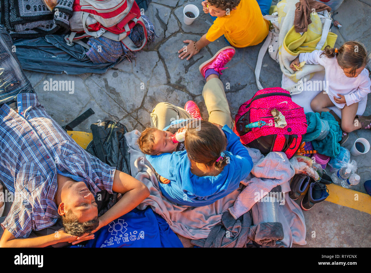 Us mexico border family 2018 hi-res stock photography and images - Alamy