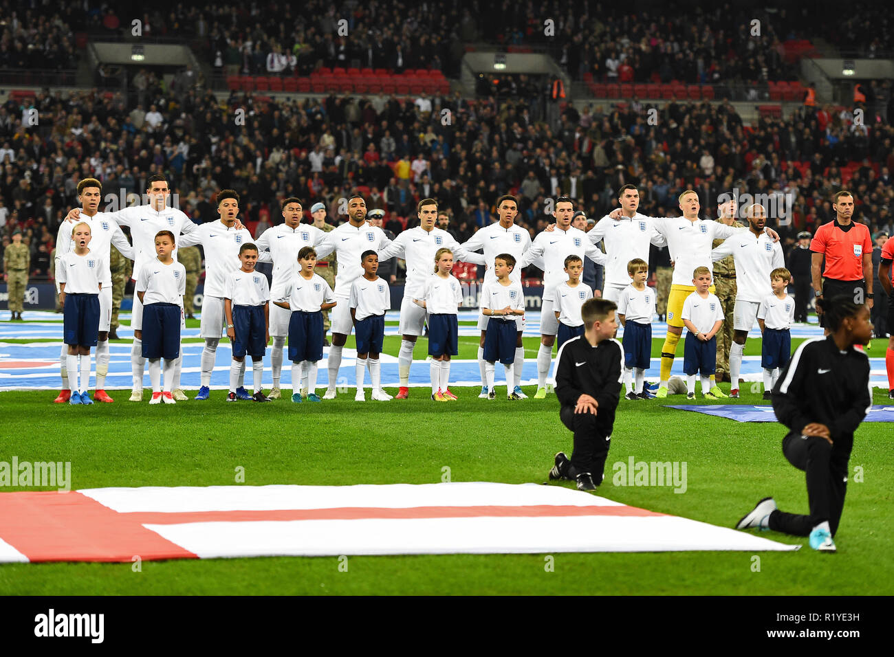 England line up hi-res stock photography and images - Alamy