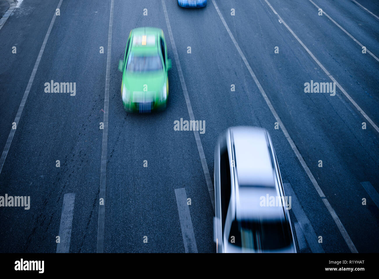 Cars in highway hi-res stock photography and images - Alamy