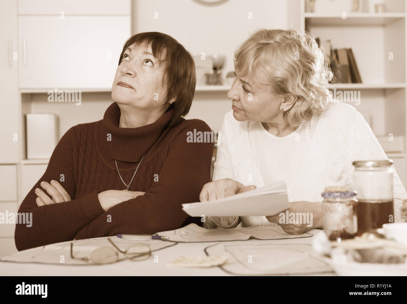 Mature sisters talking sad hi-res stock photography and images - Alamy