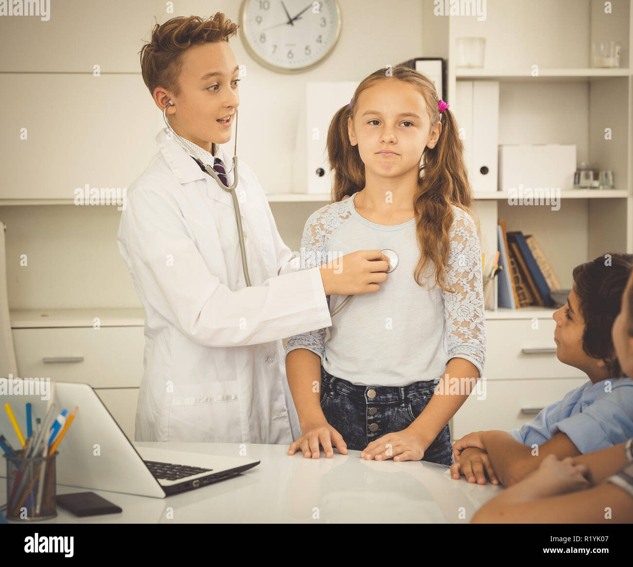 Doctors office and teen hi-res stock photography and images - Alamy