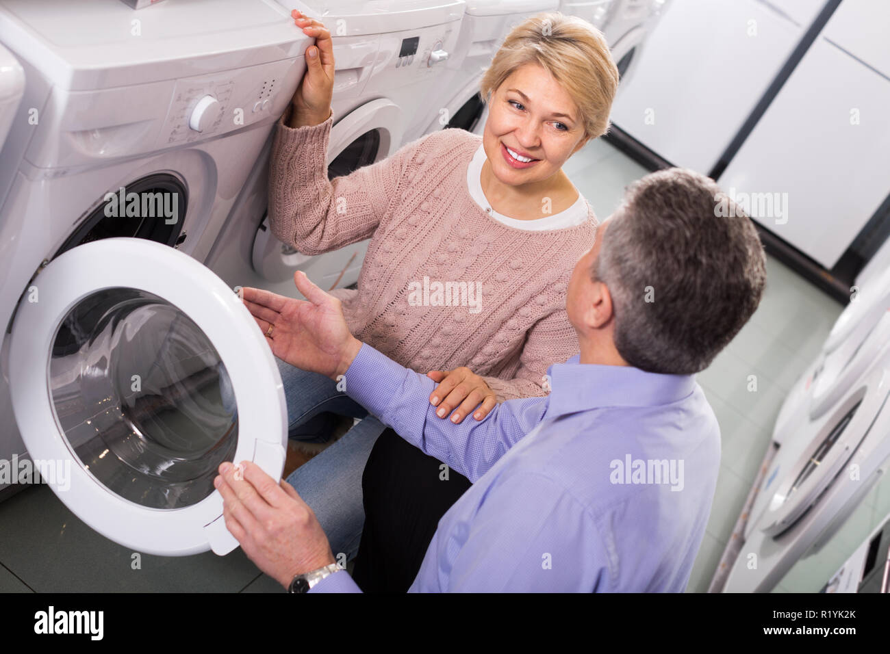 Family size washing machine hi-res stock photography and images - Alamy