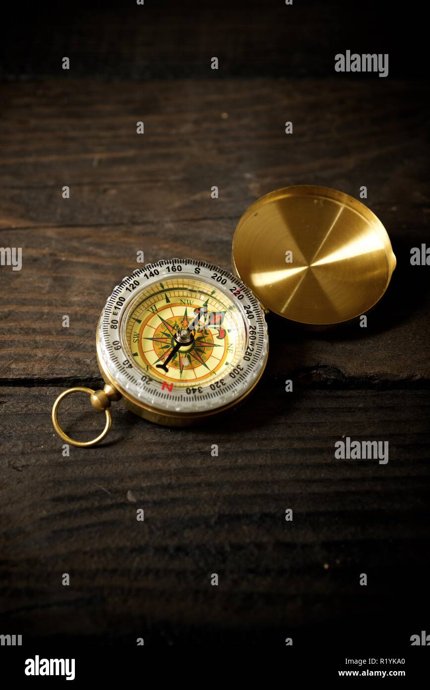 Vintage compass on a wood table Stock Photo - Alamy