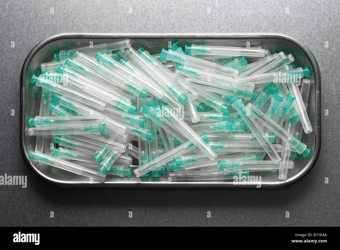 Hypodermic needles on tray hi-res stock photography and images - Alamy