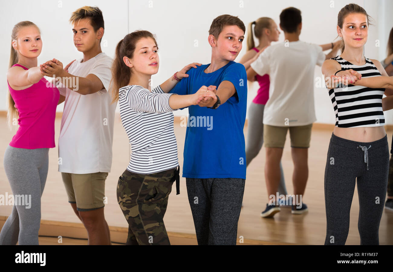 Young girls learning tango dance hi-res stock photography and images ...