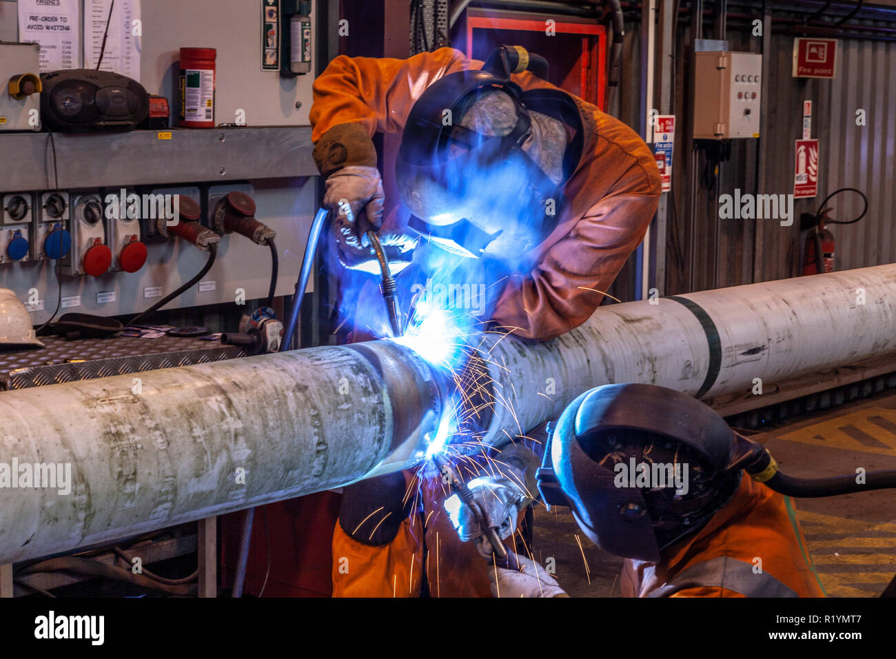 Oil rig worker helmet hi-res stock photography and images - Alamy