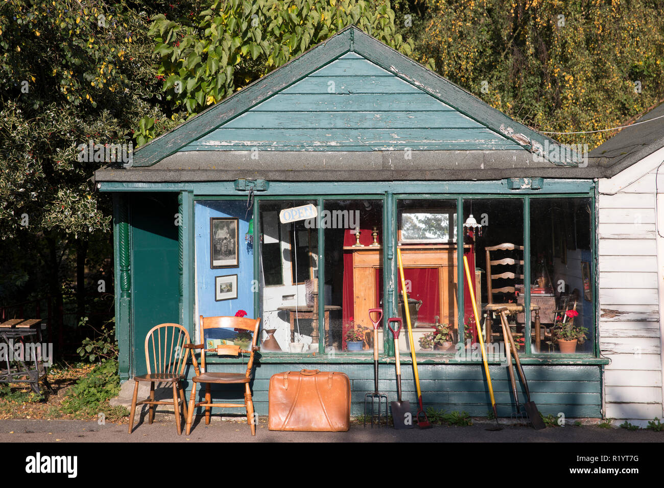 Antiques Shop Uk High Resolution Stock Photography and Images - Alamy