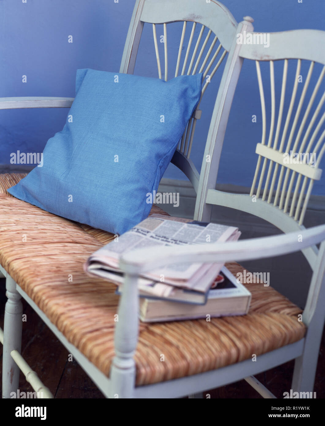 Settle sofa hi-res stock photography and images - Alamy