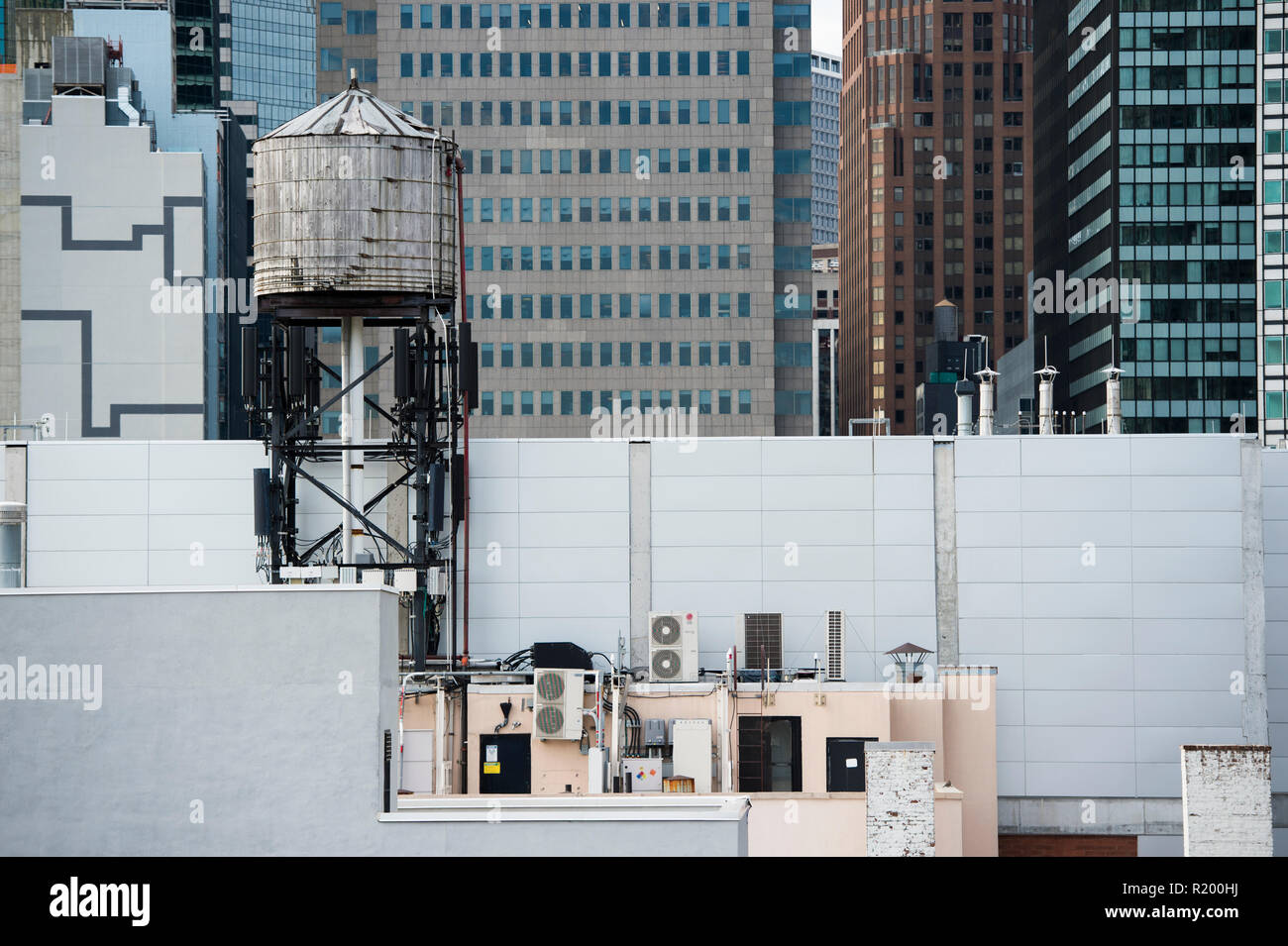 Nyc rooftop water tanks hi-res stock photography and images - Alamy