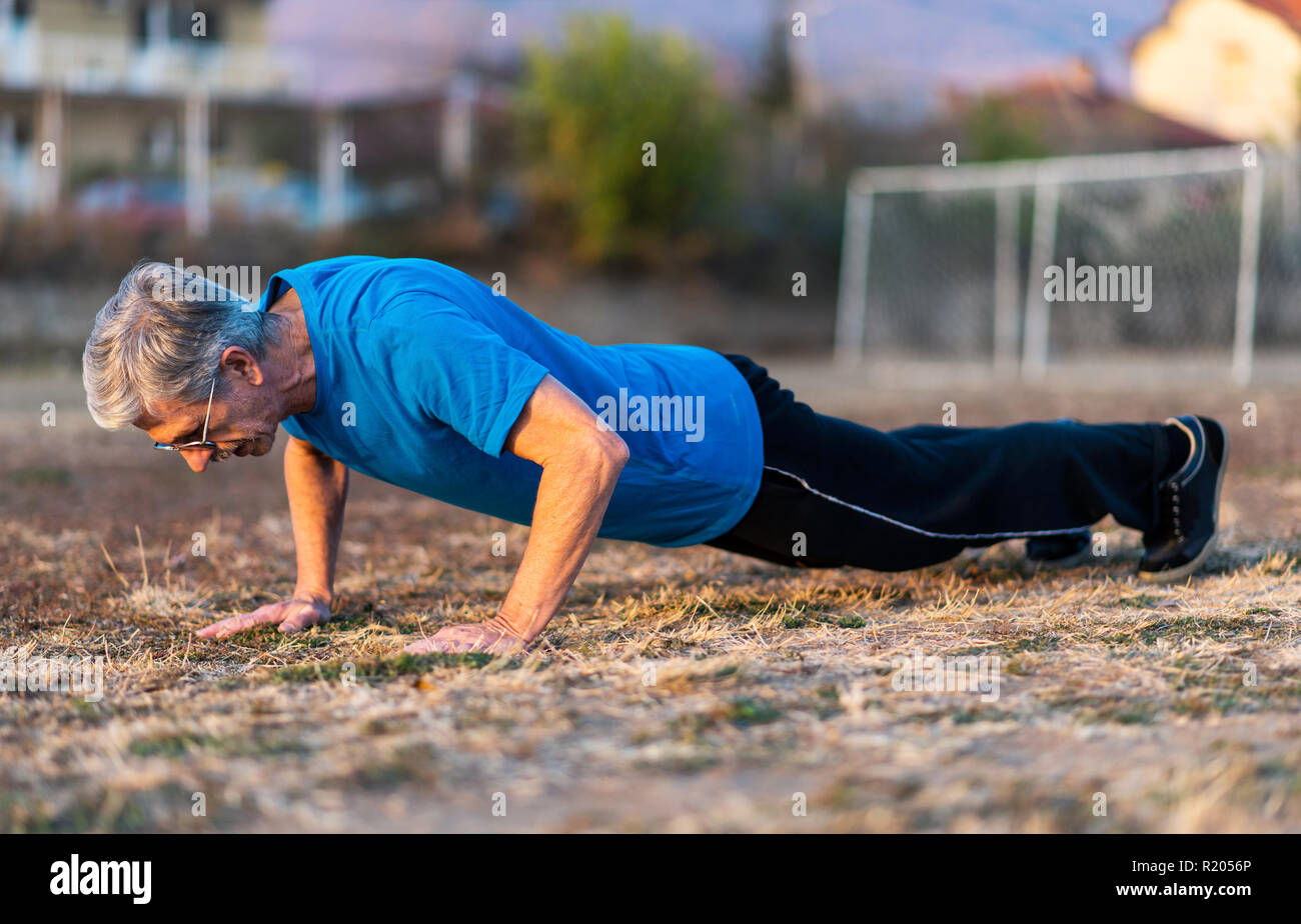 Senior Man doing pushups on an outdoor workout Stock Photo - Alamy
