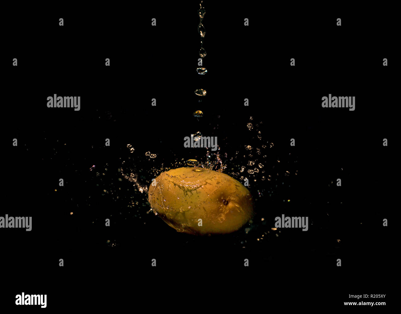 Water splash mango isolated hi-res stock photography and images - Alamy