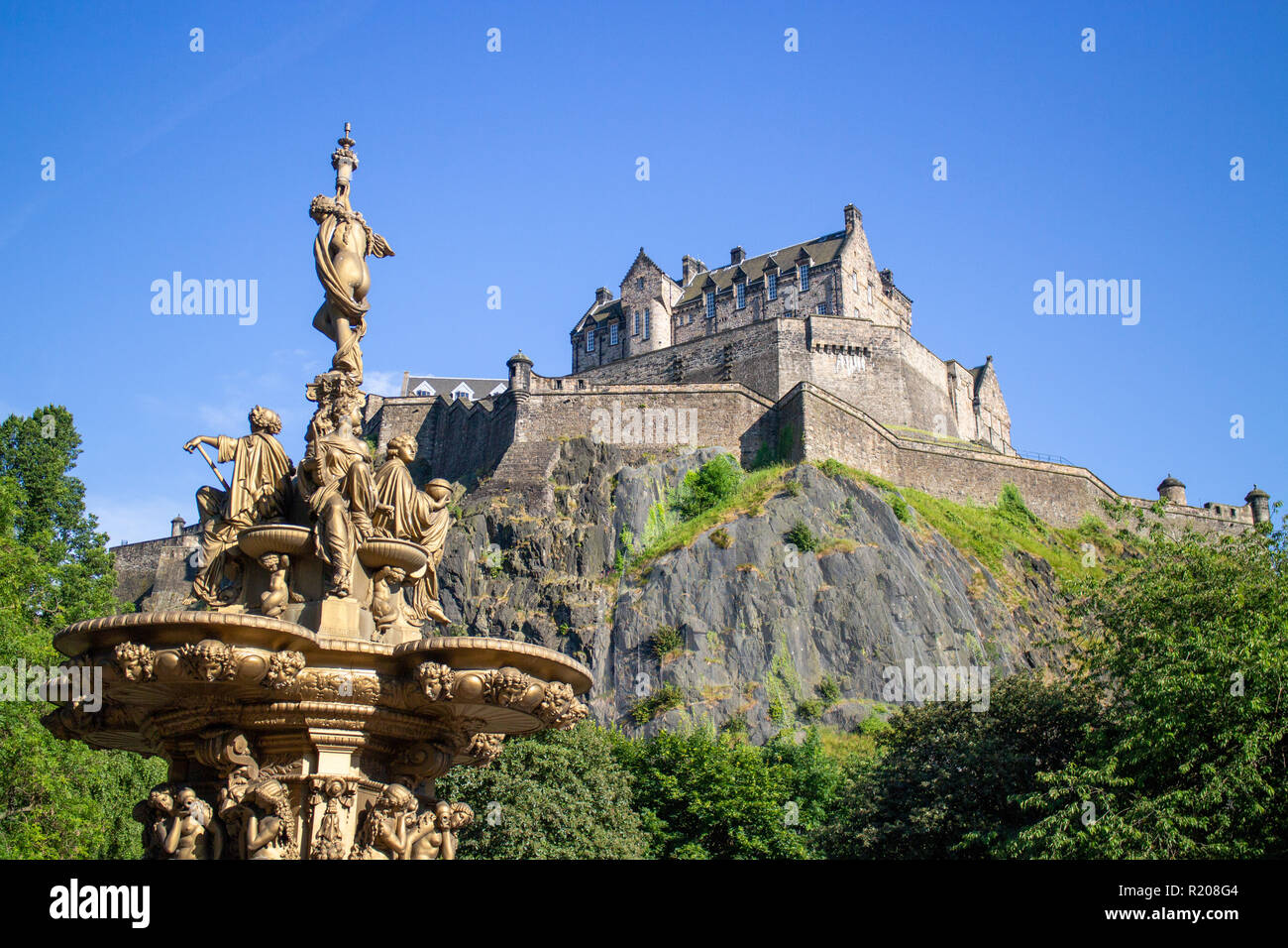 Edinburgh/Scotland - Water fountain with Edinburgh Castle in background ...