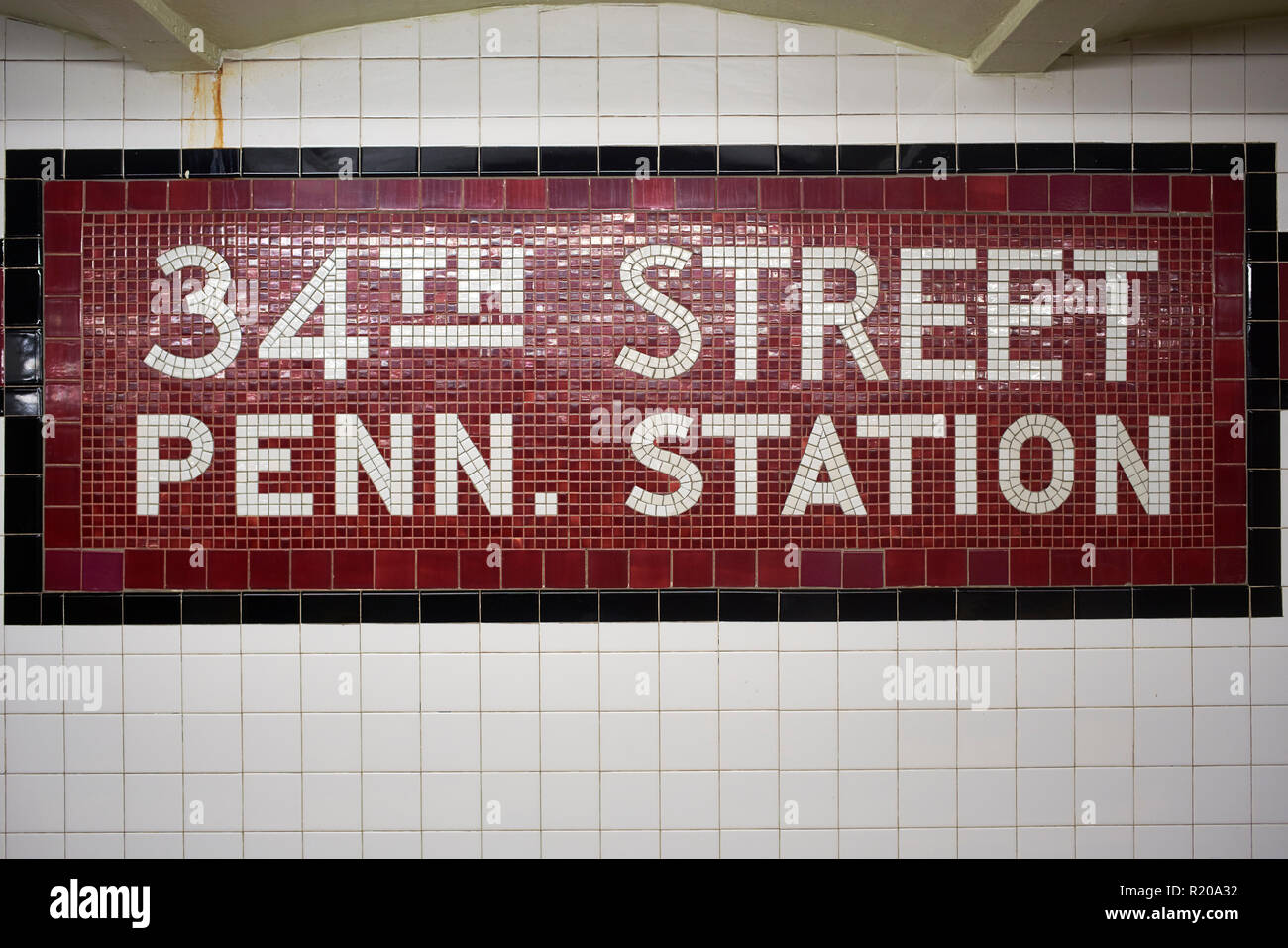 Nyc subway wall tile hi-res stock photography and images - Alamy
