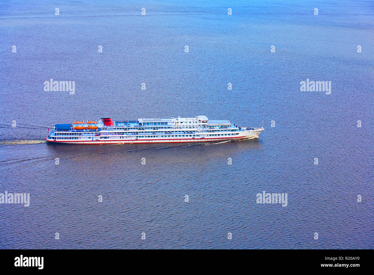 Large Cruise ship sailing across sea Stock Photo - Alamy