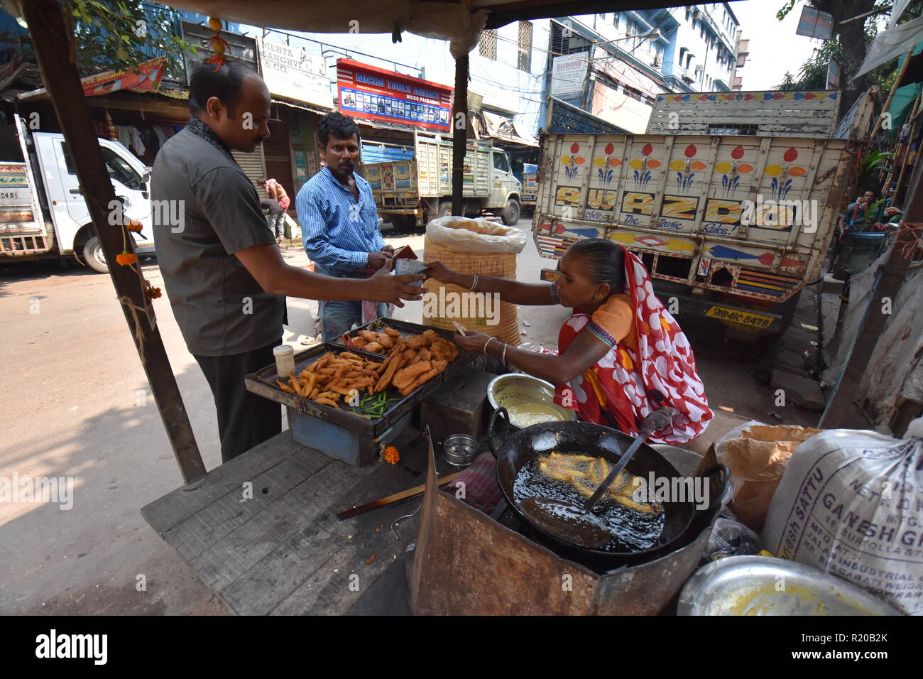 Fritter stall, Canning street, Kolkata, India Stock Photo - Alamy