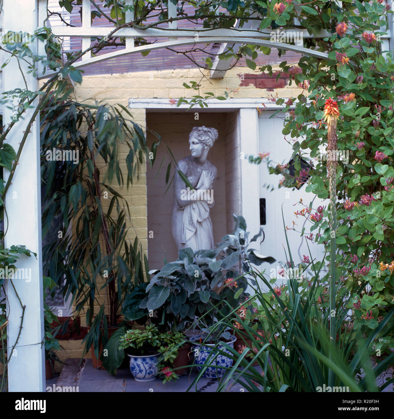 Classical statue in alcove Stock Photo - Alamy