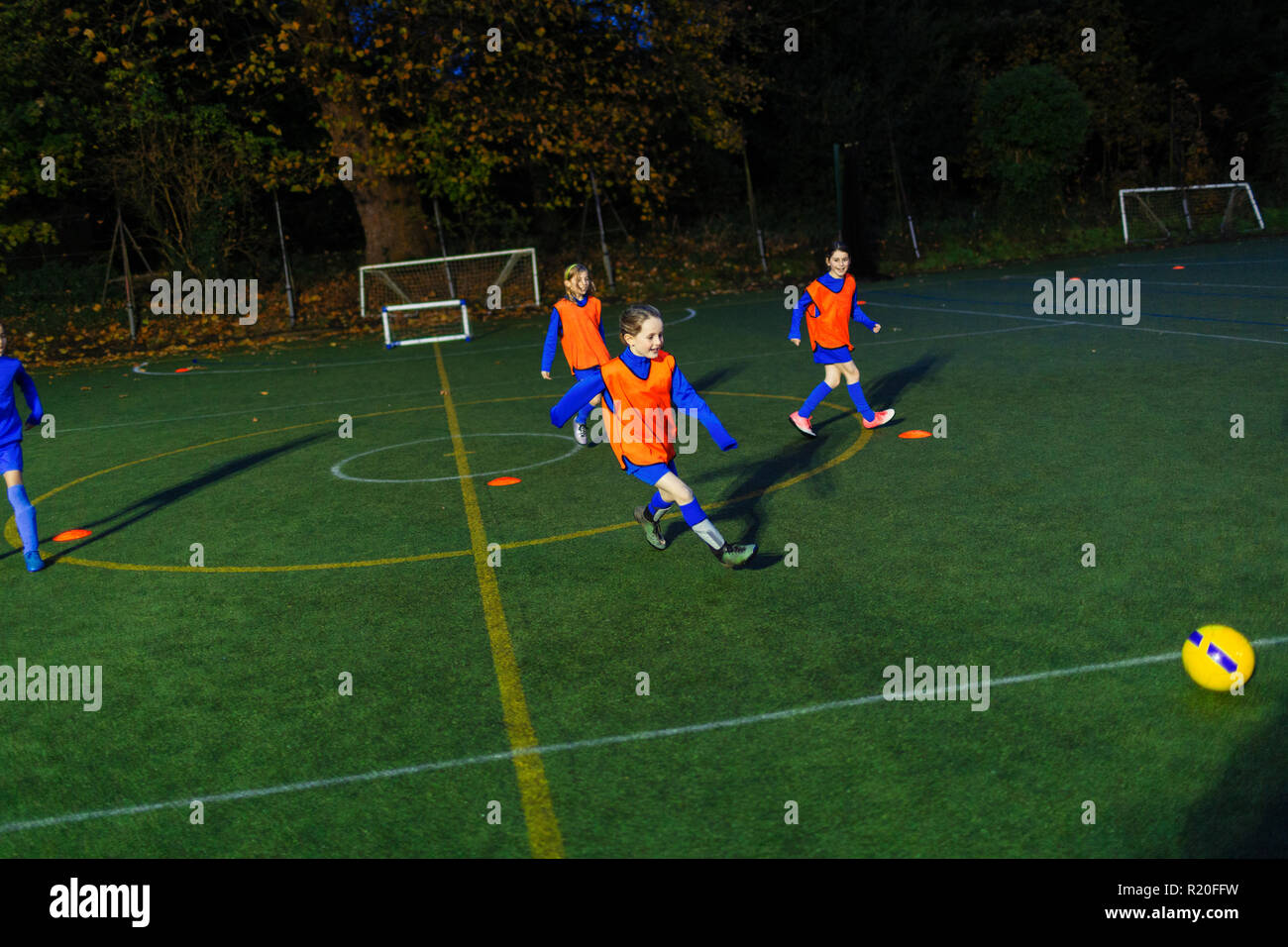 Team practicing soccer hi-res stock photography and images - Alamy