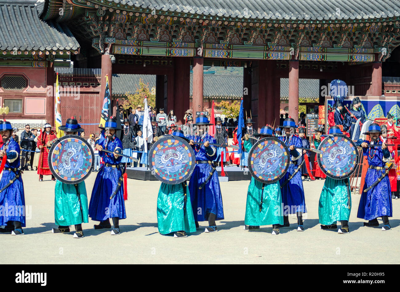'Changing of the guard reenactment' at Gyeongbokgung Palace in Seoul ...