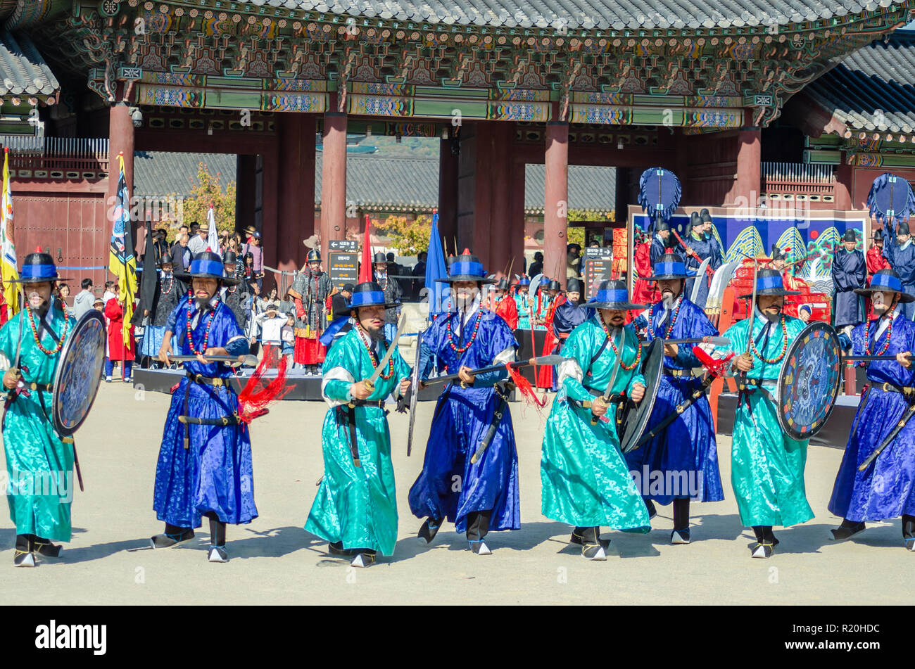'Changing of the guard reenactment' at Gyeongbokgung Palace in Seoul ...