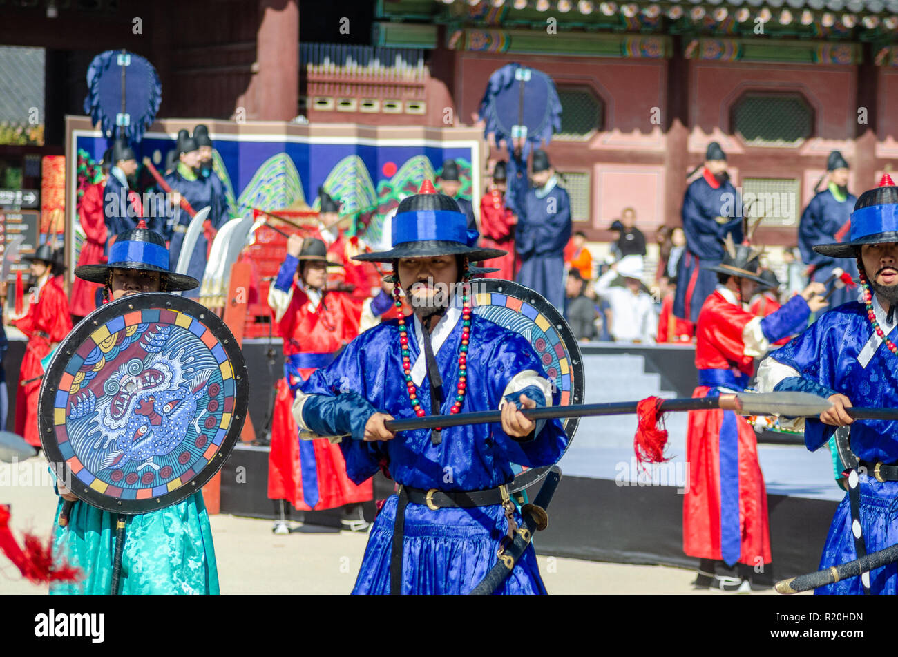 'Changing of the guard reenactment' at Gyeongbokgung Palace in Seoul ...