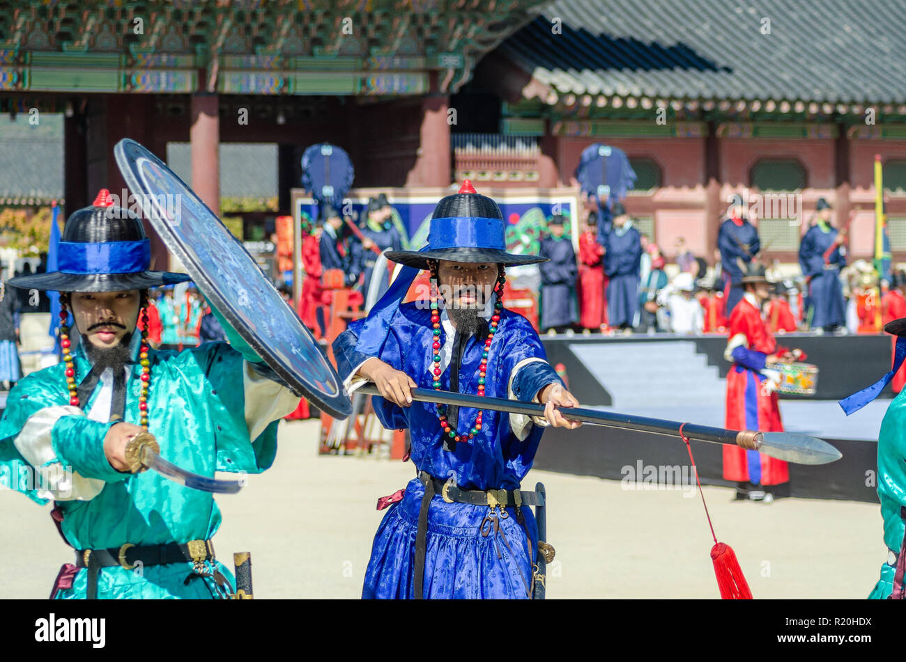 'Changing of the guard reenactment' at Gyeongbokgung Palace in Seoul ...