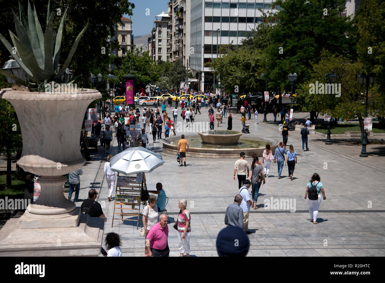 People at fountain hi-res stock photography and images - Alamy
