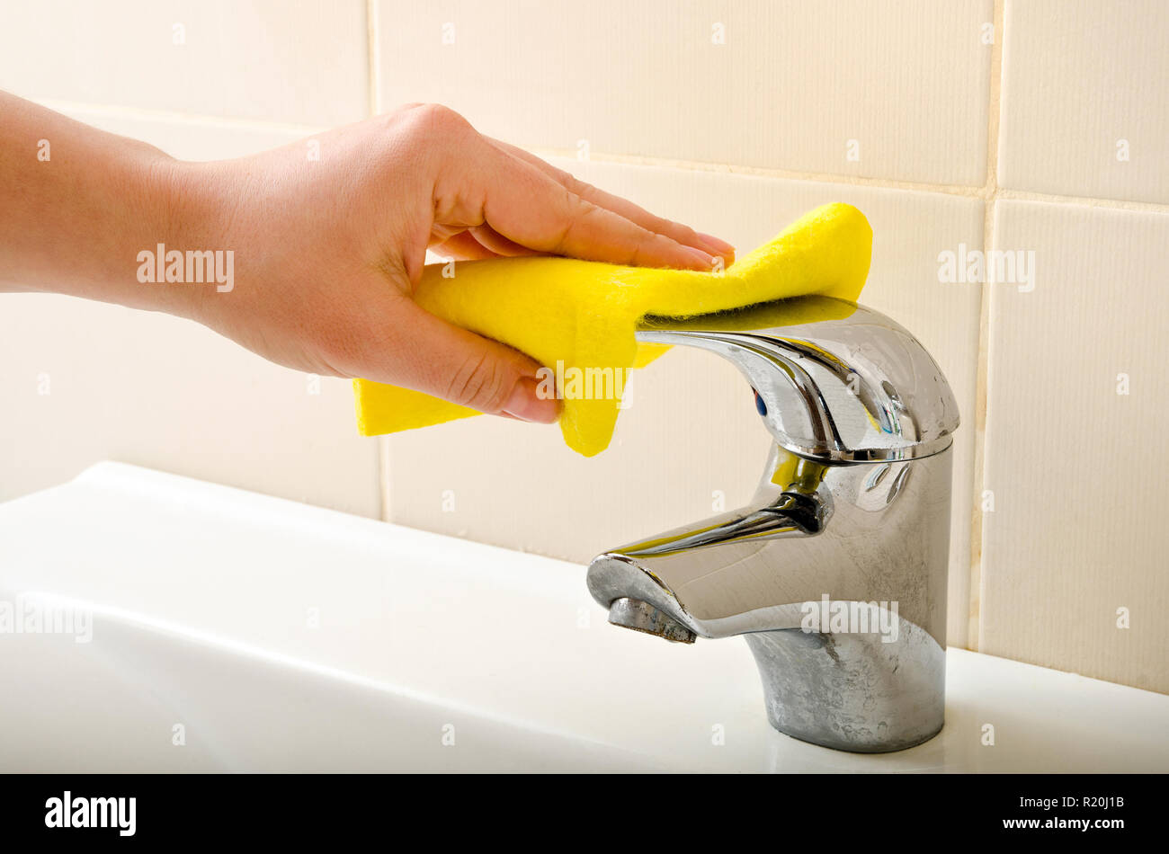 Woman cleaning sink sponge hi-res stock photography and images - Alamy