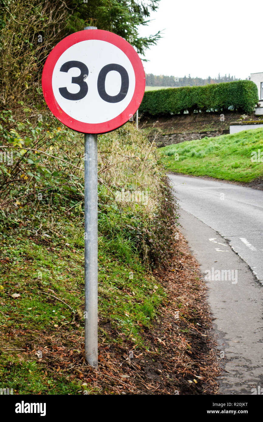 30 mph speed restriction sign Stock Photo - Alamy