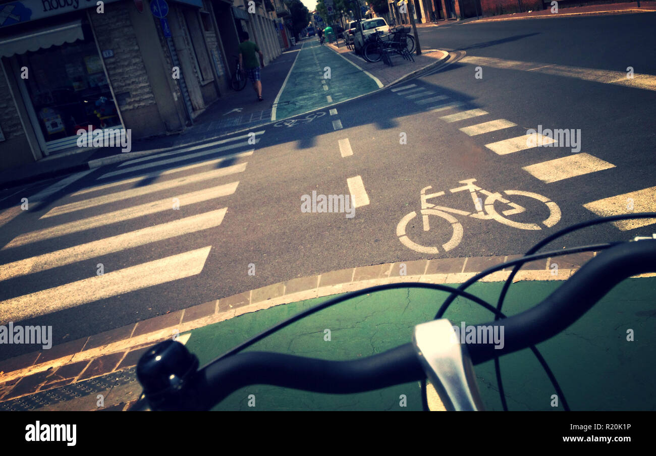 Pedestrian crosswalk and signage hi-res stock photography and images ...