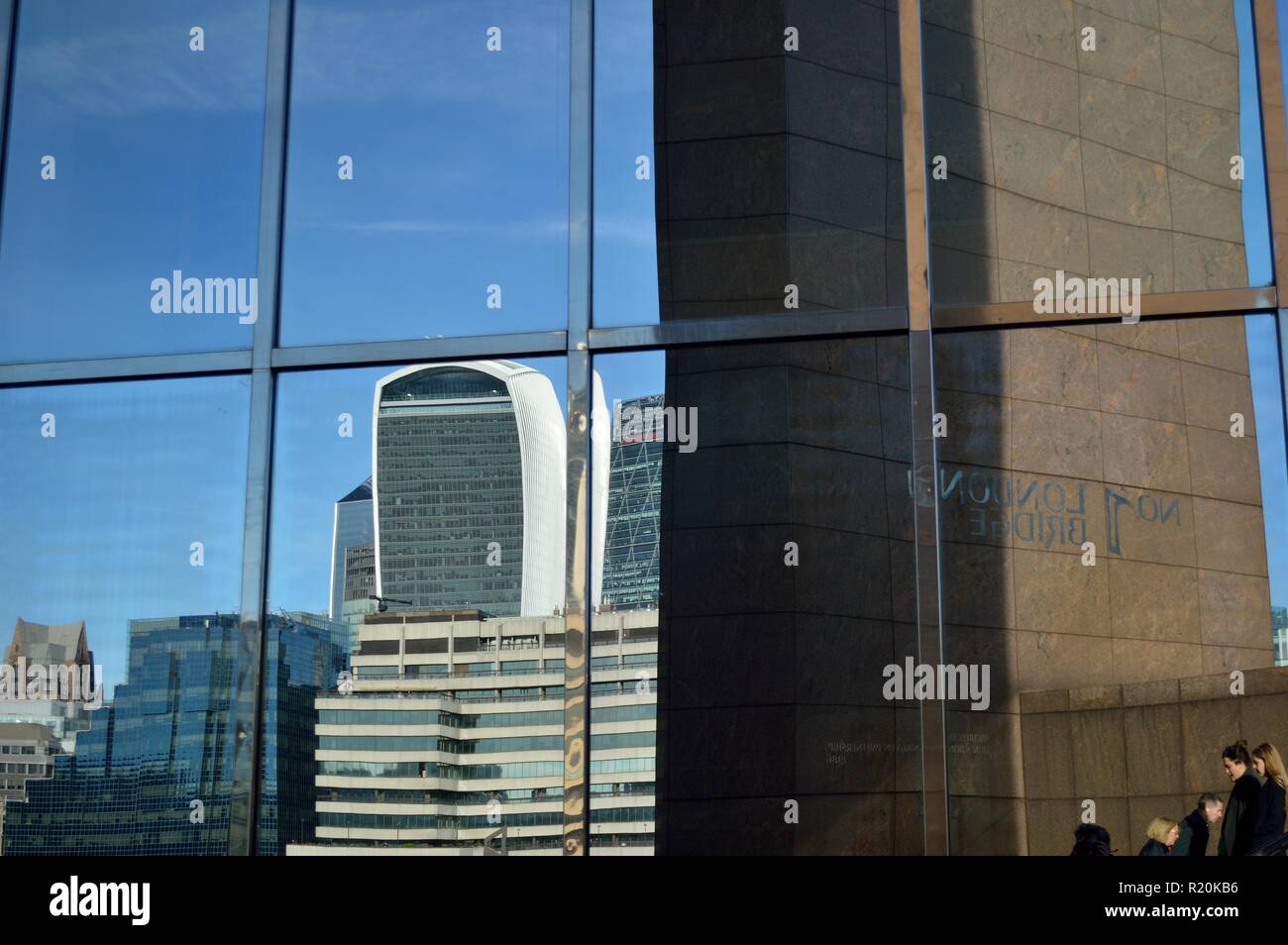 London bridge building hi-res stock photography and images - Alamy
