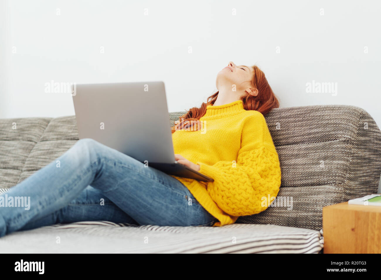 Head tilted back hi-res stock photography and images - Alamy