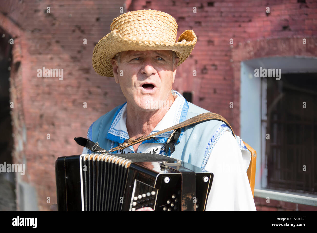 Man straw hat in hand hi-res stock photography and images - Alamy