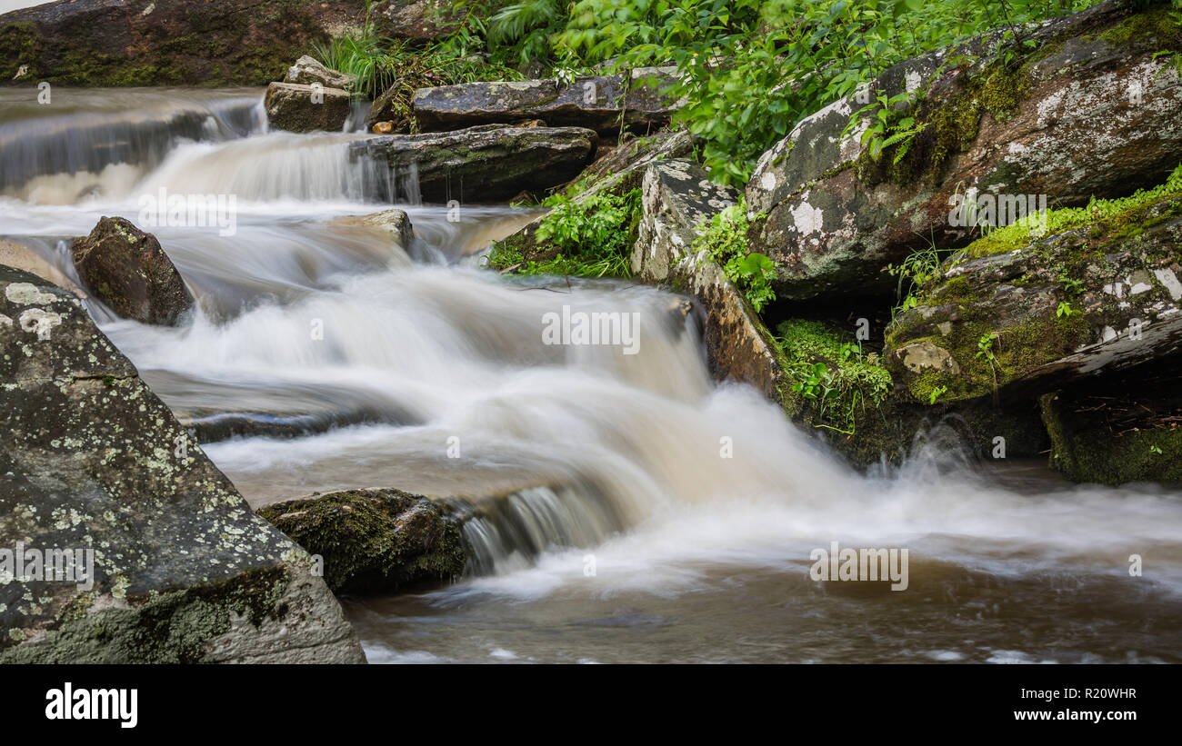 Cascade flows hi-res stock photography and images - Alamy