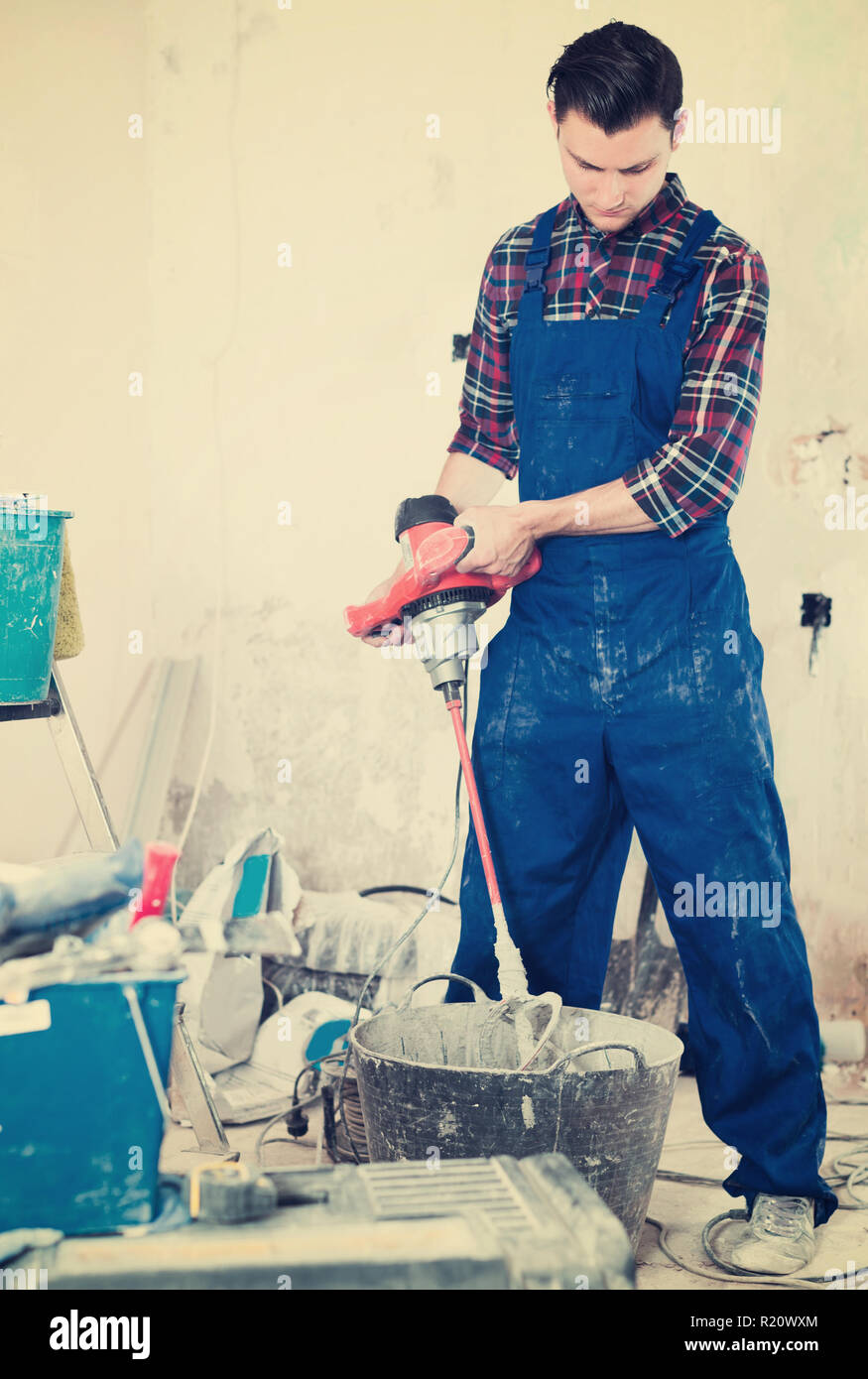 Preparation mortar in bucket hi-res stock photography and images - Alamy