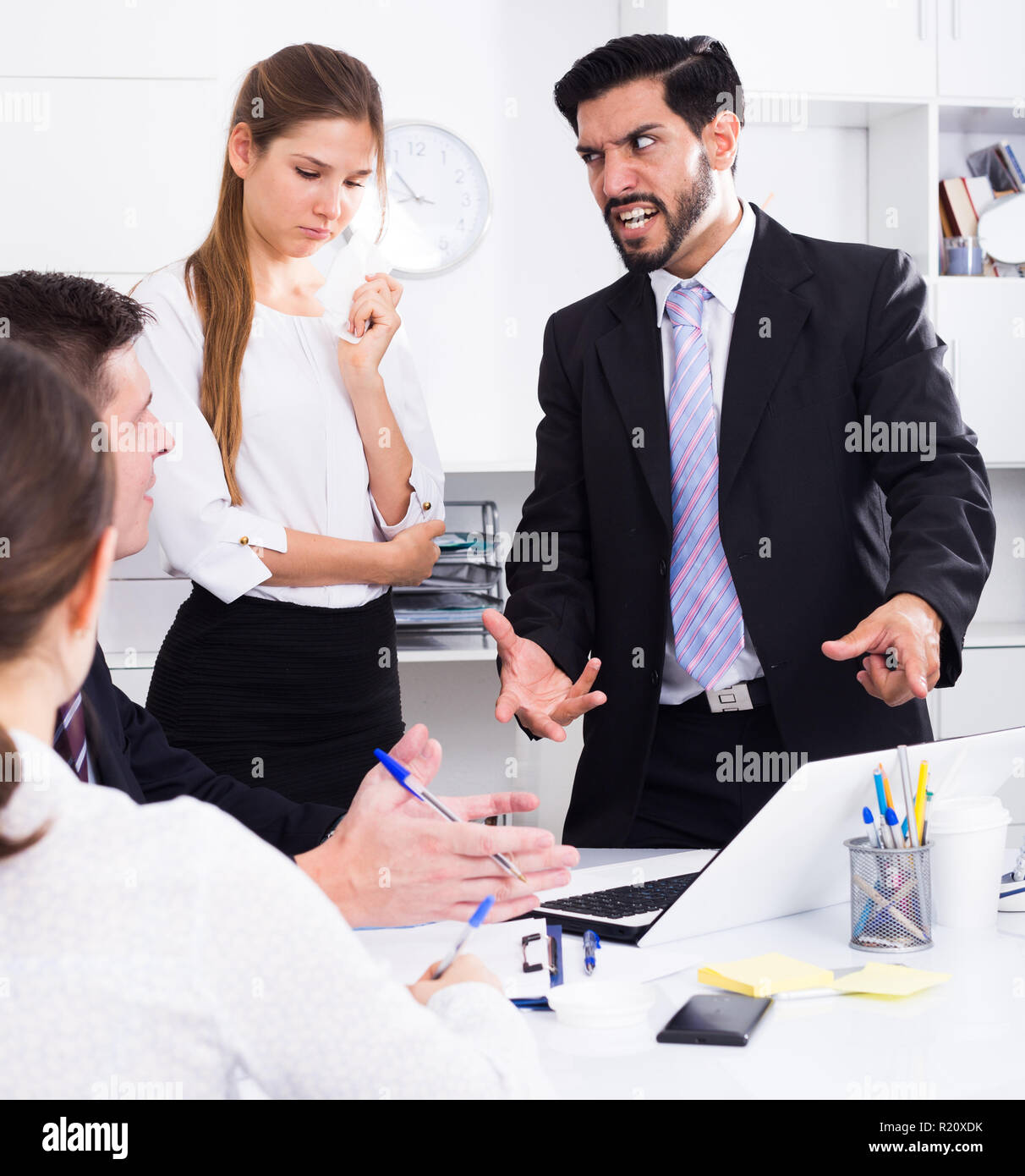 Person demonstrating coworkers hi-res stock photography and images - Alamy