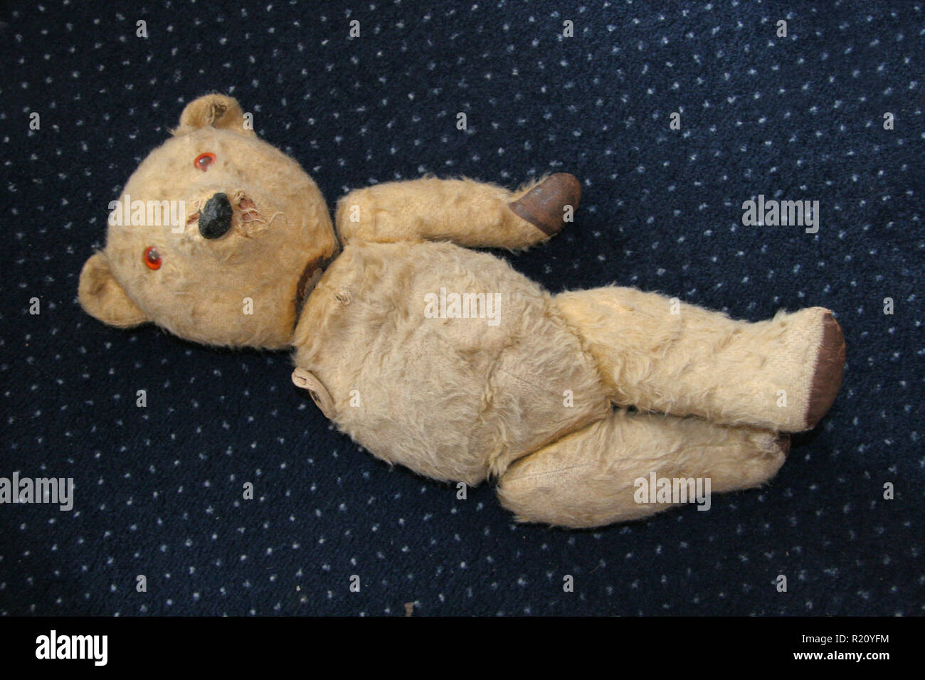 Child broken arm teddy hi-res stock photography and images - Alamy