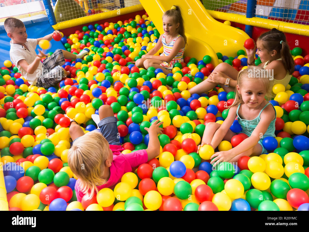 Plastic pool 7 hi-res stock photography and images - Alamy