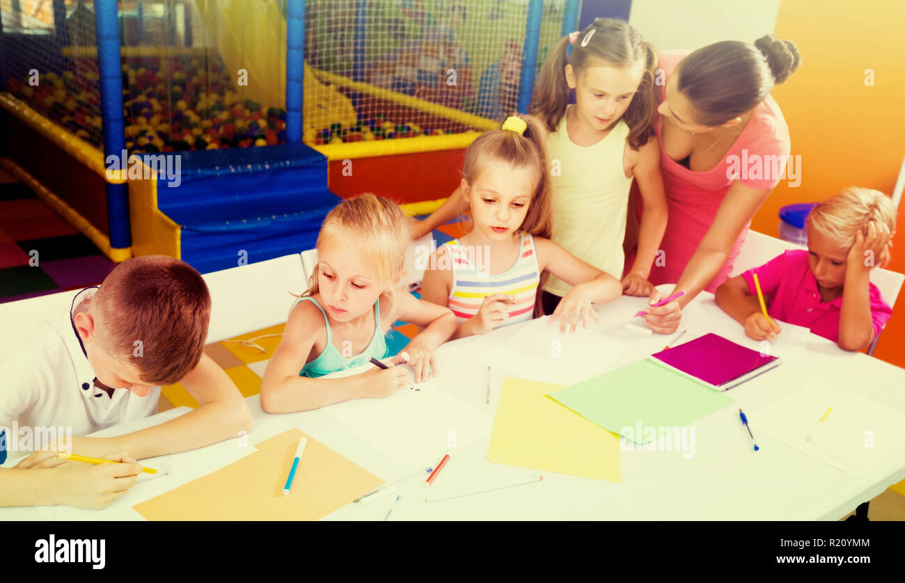 Group pupils drawing together hi-res stock photography and images - Alamy