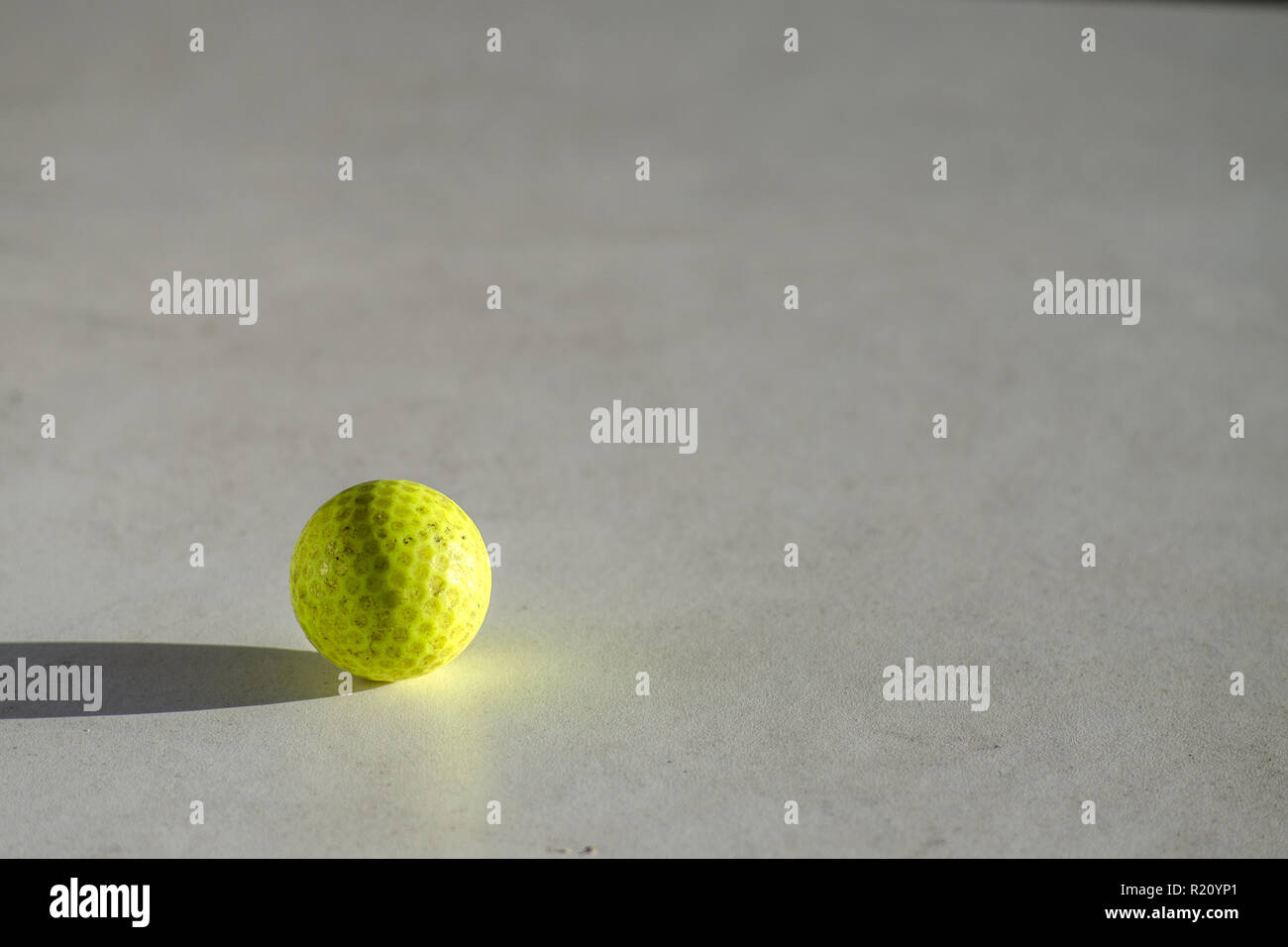 Golf ball on black backdrop hi-res stock photography and images - Alamy