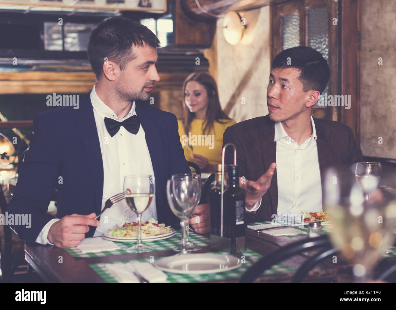 Table two sitting gentlemen hi-res stock photography and images - Alamy