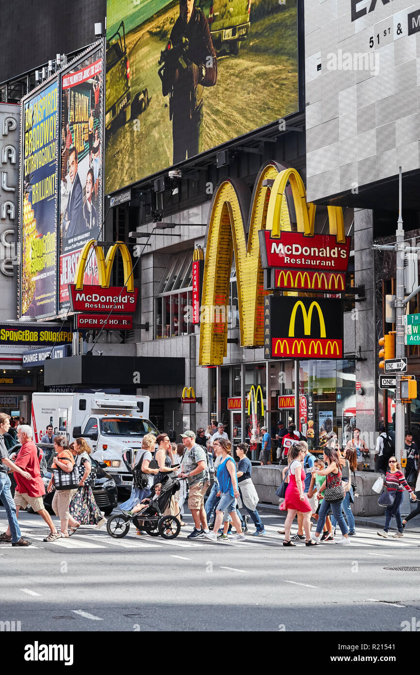 Times square shop sign hi-res stock photography and images - Alamy