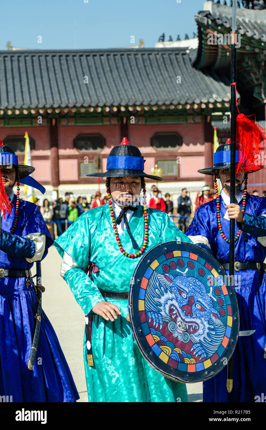 'Changing of the guard reenactment' at Gyeongbokgung Palace in Seoul ...