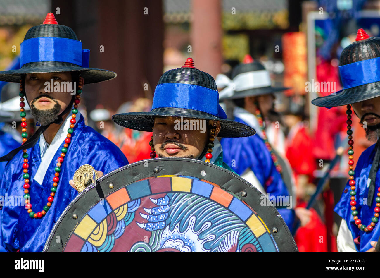 'Changing of the guard reenactment' at Gyeongbokgung Palace in Seoul ...