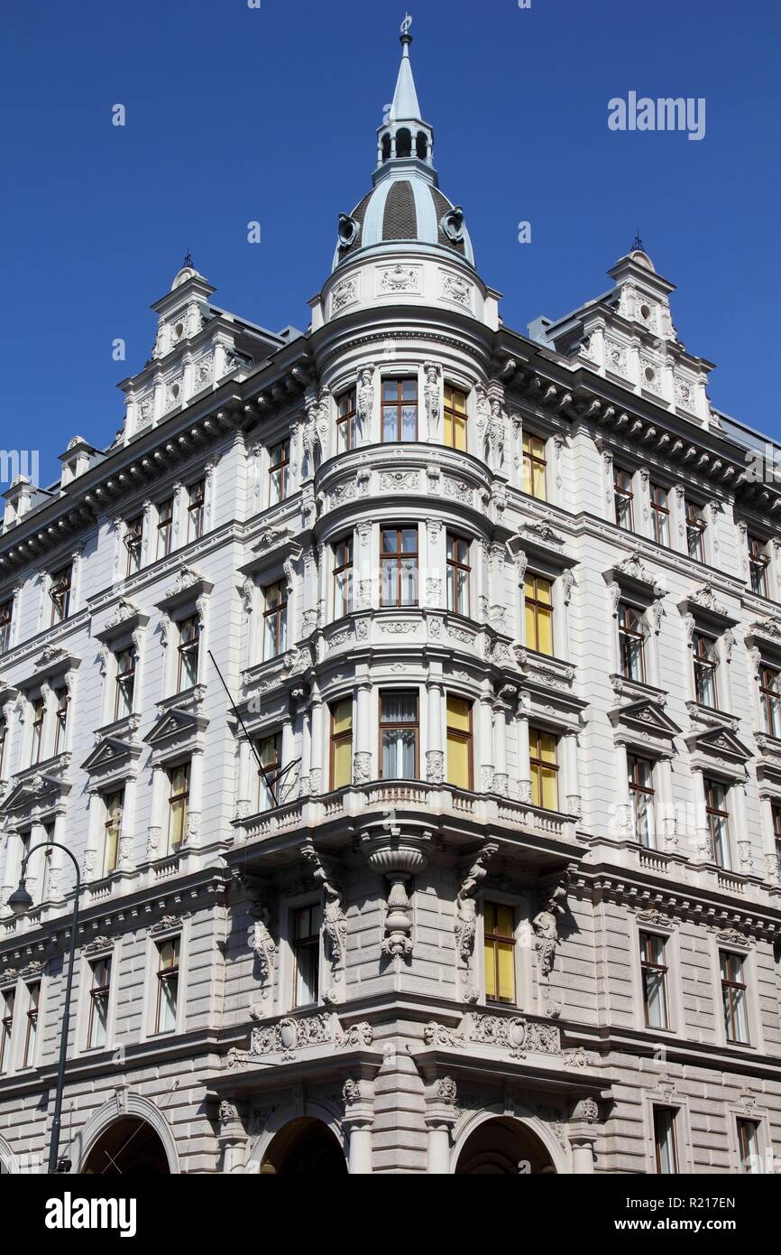 Old world apartment building hi-res stock photography and images - Alamy